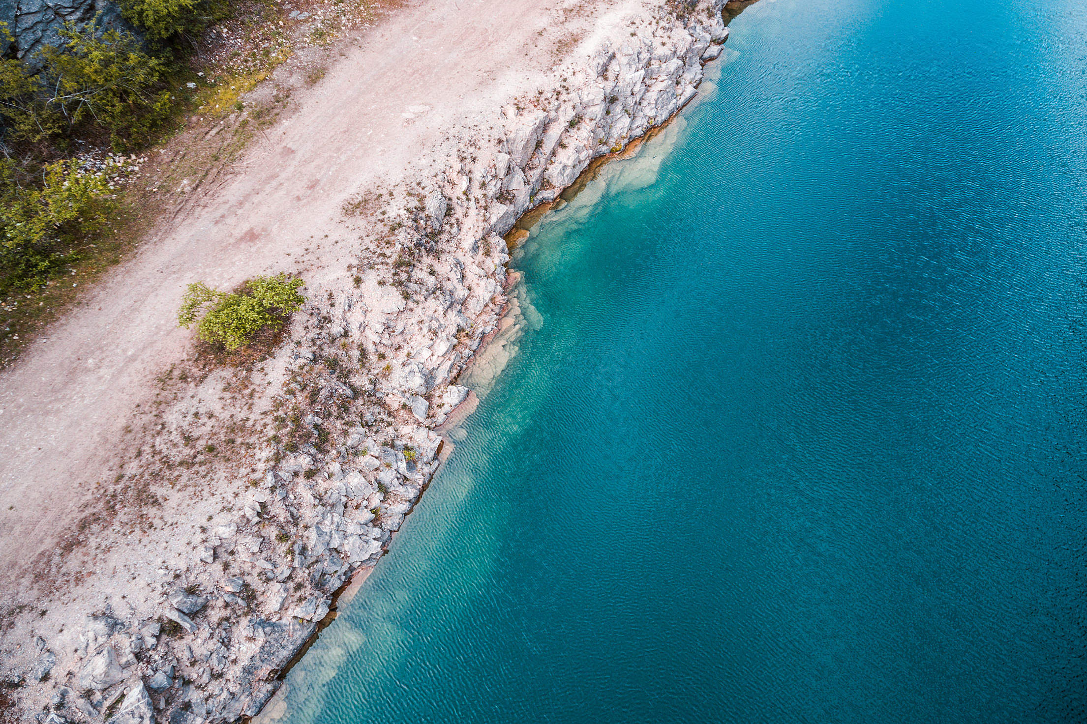 Bright Blue Water and Rocky Shore Free Stock Photo | picjumbo